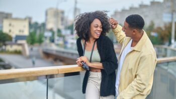 ボディタッチをする心理とは？男女200名に独自アンケート調査を実施 - SugarDaddy(シュガーダディ)